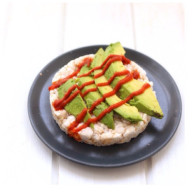 Avocado And Sriracha Rice Cakes Recipe | The Feedfeed