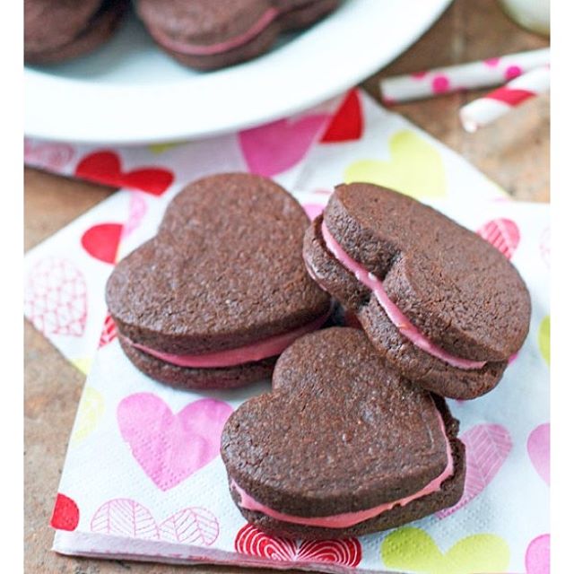 Chocolate Cookies Stuffed With Raspberry Cream Cheese Frosting Recipe ...