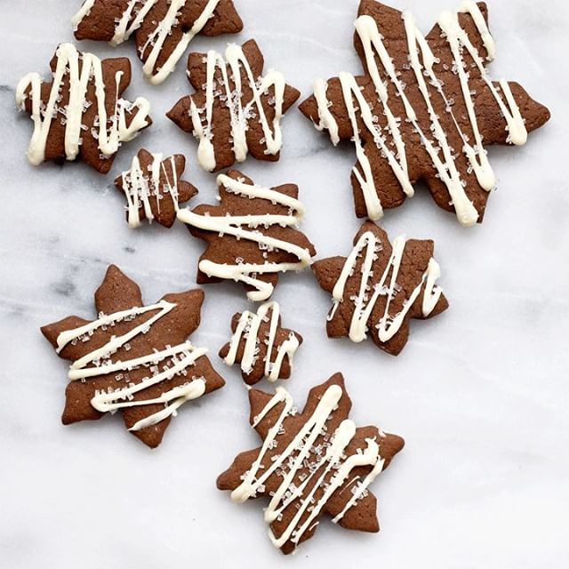 Gingerbread Snowflakes With White Chocolate Drizzle Recipe | The Feedfeed