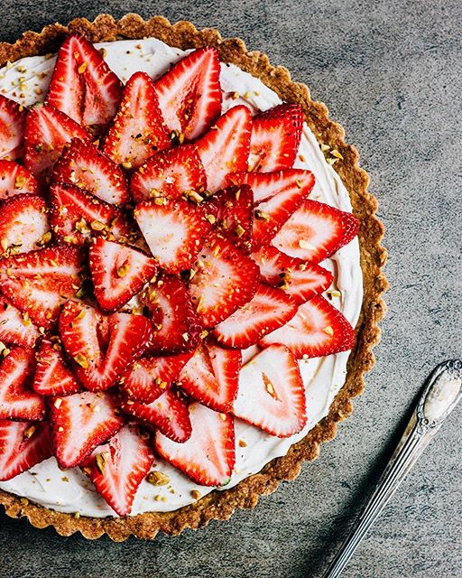 Strawberry And Pistachio Tart With Brown Sugar Mascarpone Cream Recipe ...